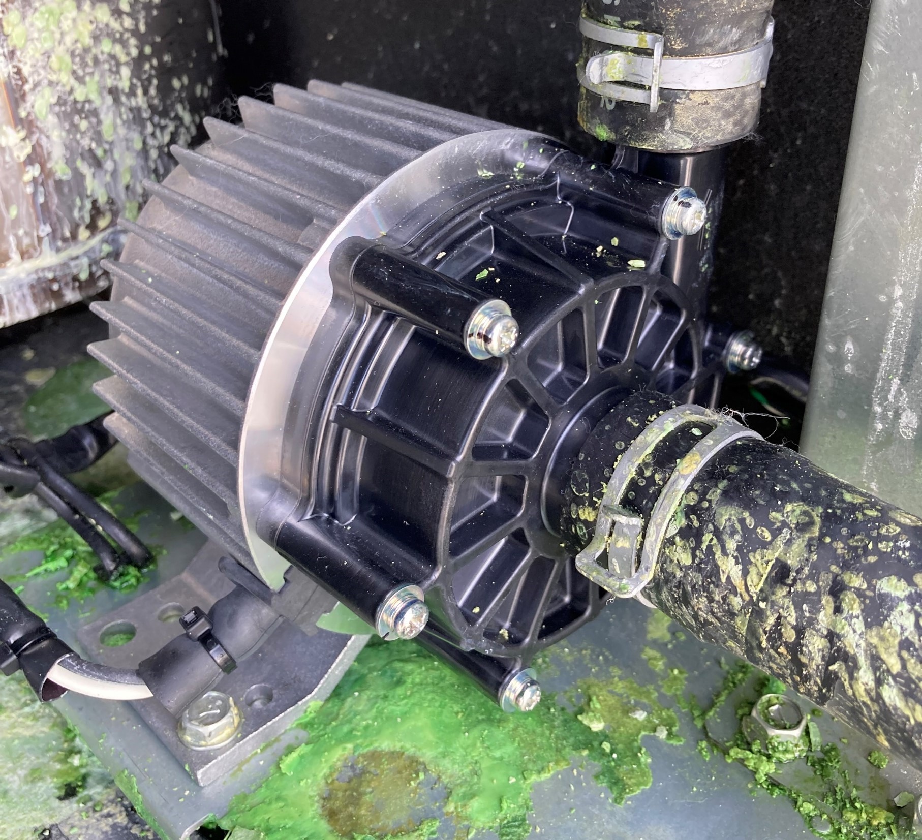 【業務用】高槻市某高等学校様 ヤンマーGHP（ガスヒーポン）「U4」冷却水ポンプ交換、各冷却水ホースへホースバンド追装 - 大阪の設備工事なら ...